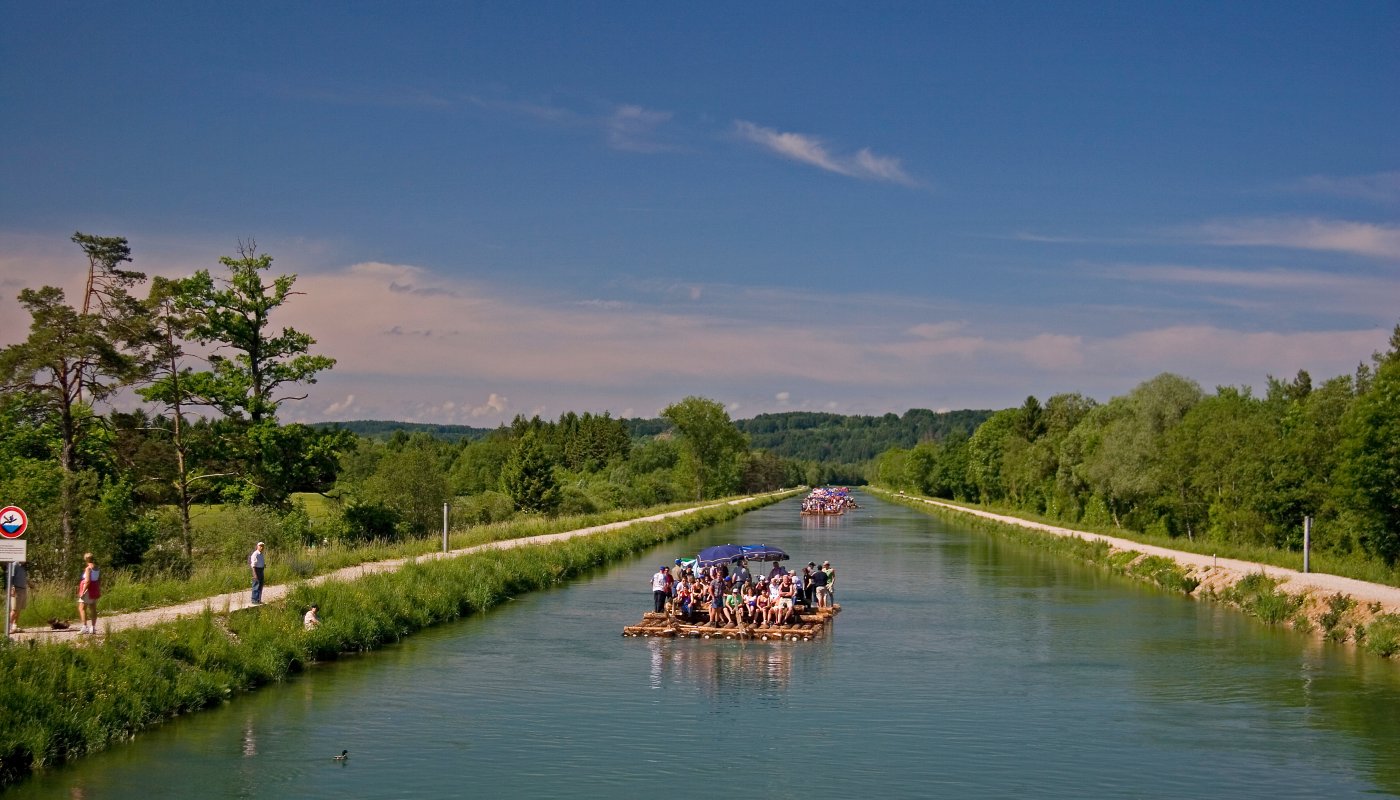 Gute Reise Hauck - Schwimmende Almhütte Klaus & der Leberkäsjunky